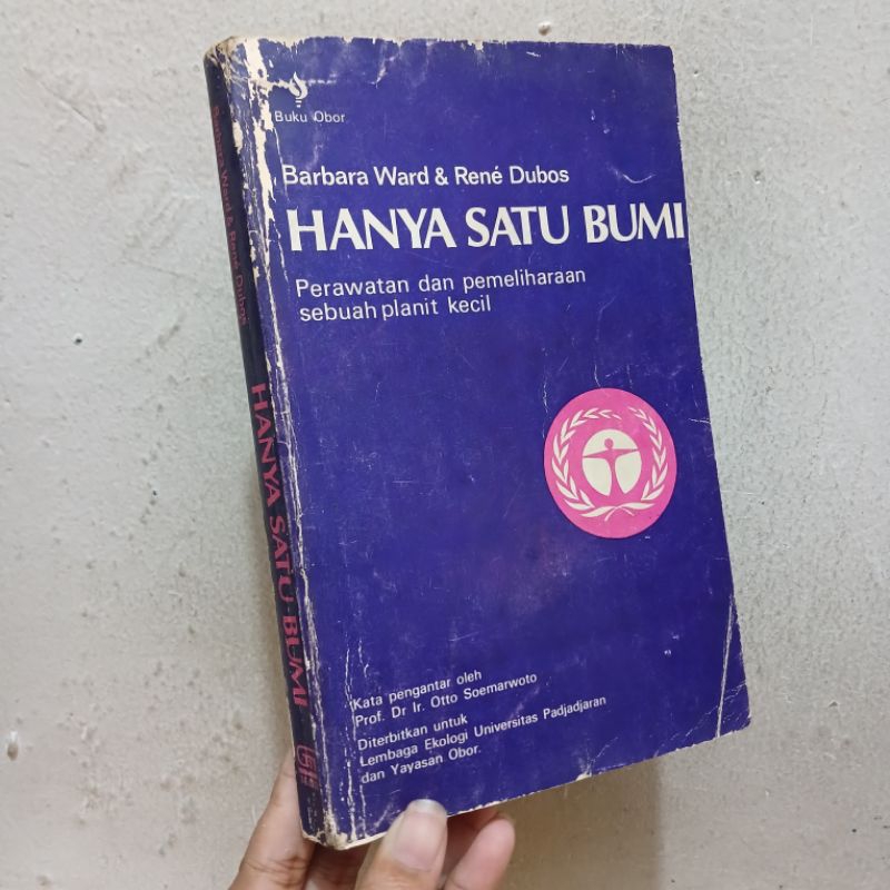 Jual Hanya Satu Bumi Perawatan Dan Pemeliharaan Sebuah Planit Kecil | Barbara Ward | Shopee ...