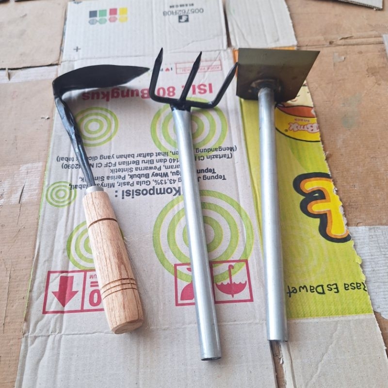 Jual Paket berkebun murah 3 pcs cangkul rumput wangkil pacul miring ...