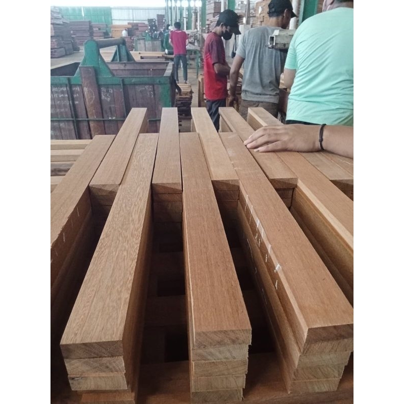 Jual Stik / joist / kisi2 / bantalan decking kayu Ulin kalimantan 2x5 ...