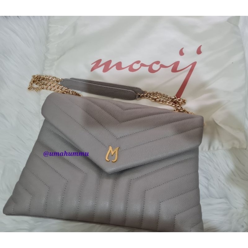 Jual Preloved tas mooij seri leela dengan logo | Shopee Indonesia