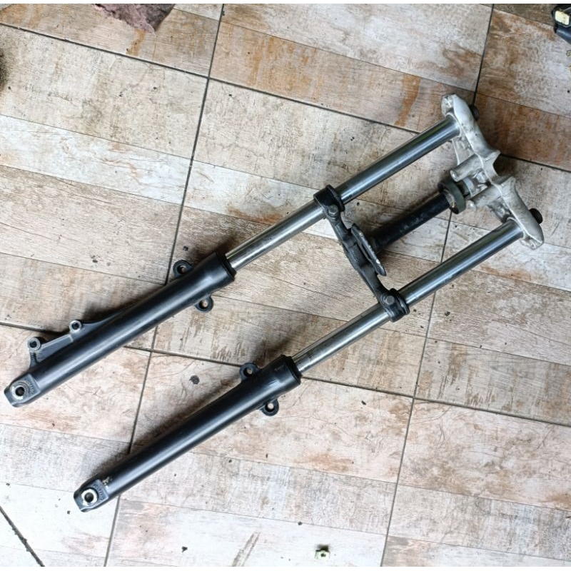 Jual bottem bottom shock shockbreaker depan sgitiga fork original bajaj pulsar 135 ls | Shopee ...