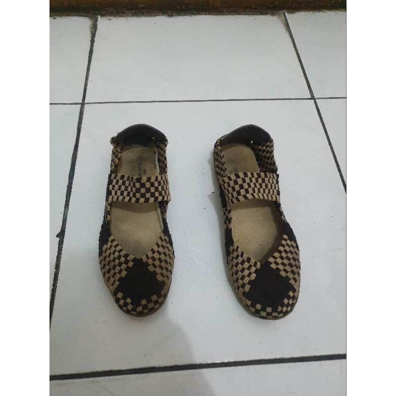 Jual Sepatu Wanita Rajut Flat NO 40 Seken Bekas Pakai Kondisi Bagus ...