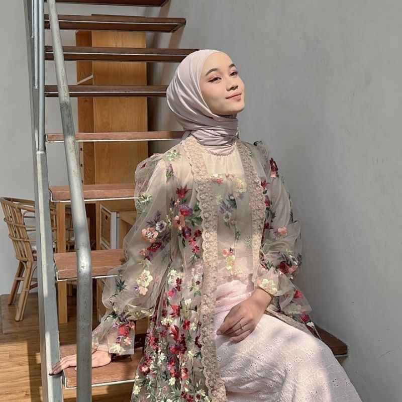 Jual SEWA KEBAYA JALEELA BELLE IVORY GRADUATION LAMARAN WISUDA KONDANGAN | Shopee Indonesia