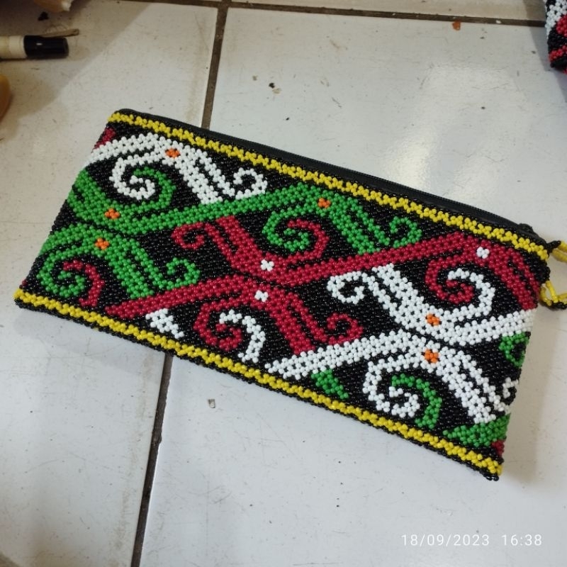 Jual Dompet Manik Ukuran Jumbo - Clutch Manik motif khas kalimantan ...