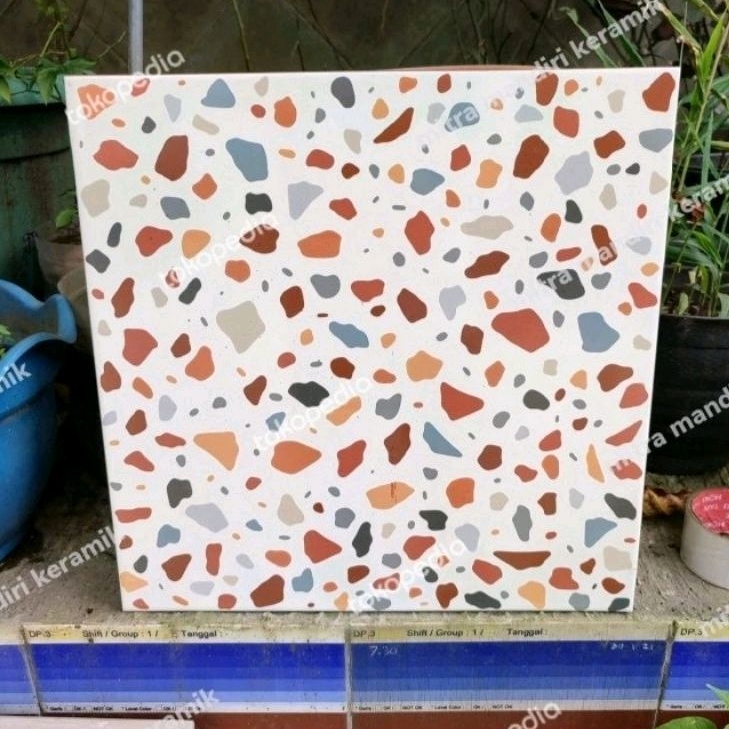 Jual Keramik 40x40 Terazzo Glossy Osaka red / Asia tile Glossy Terazzo | Shopee Indonesia