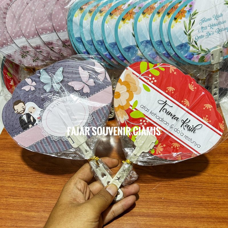 Jual ISI 100 PCS souvenir pernikahan Unik Kipas Motif Pengantin ...