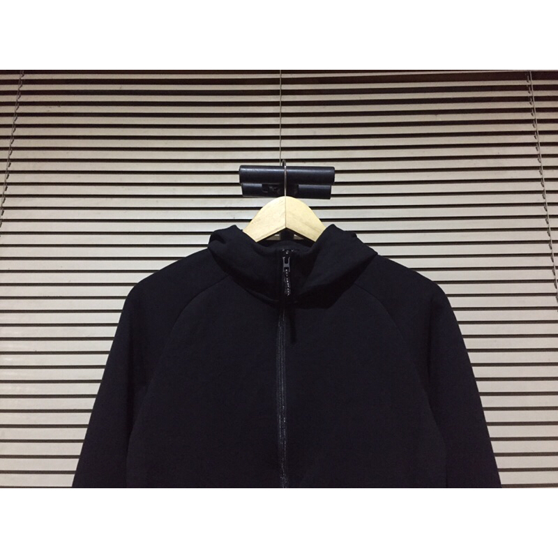 Jual UNIQLO RUNNING JACKET BLACK | Shopee Indonesia