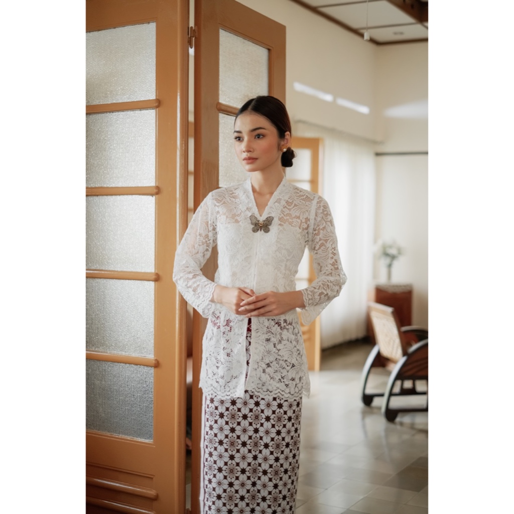 Jual Kebaya brokat putih dasiyah - kebaya ala gadis kretek | Shopee ...