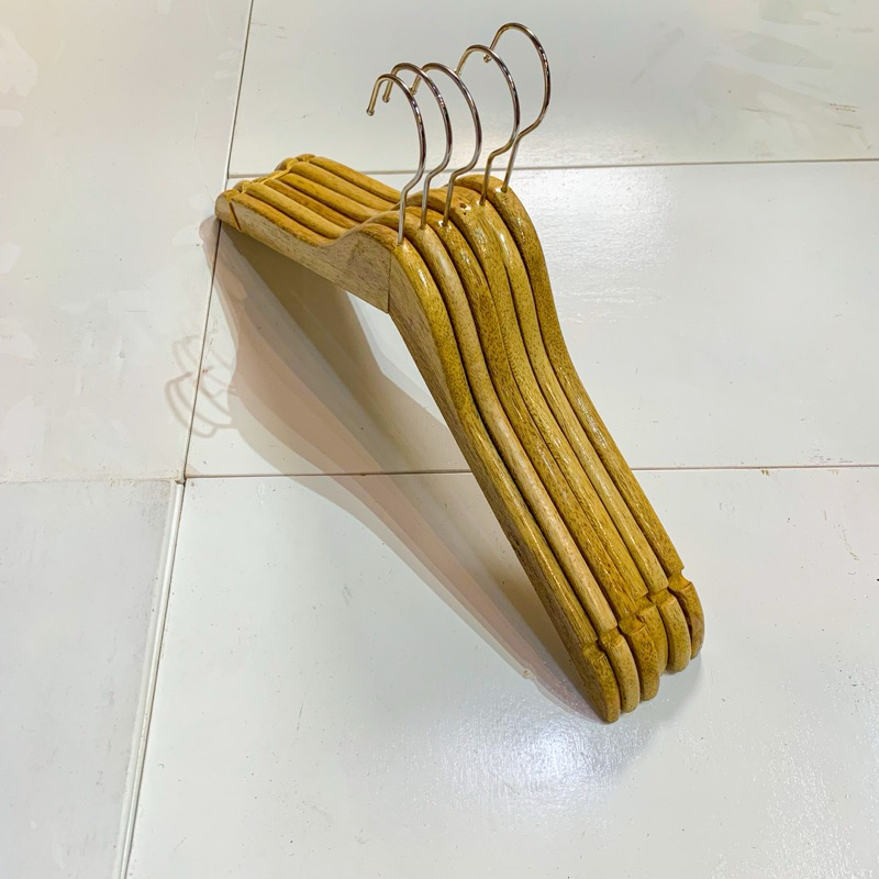 Jual HANGER KAYU SERAT HARGA PER LUSIN | HANGER KAYU DEWASA BERSERAT 1 ...