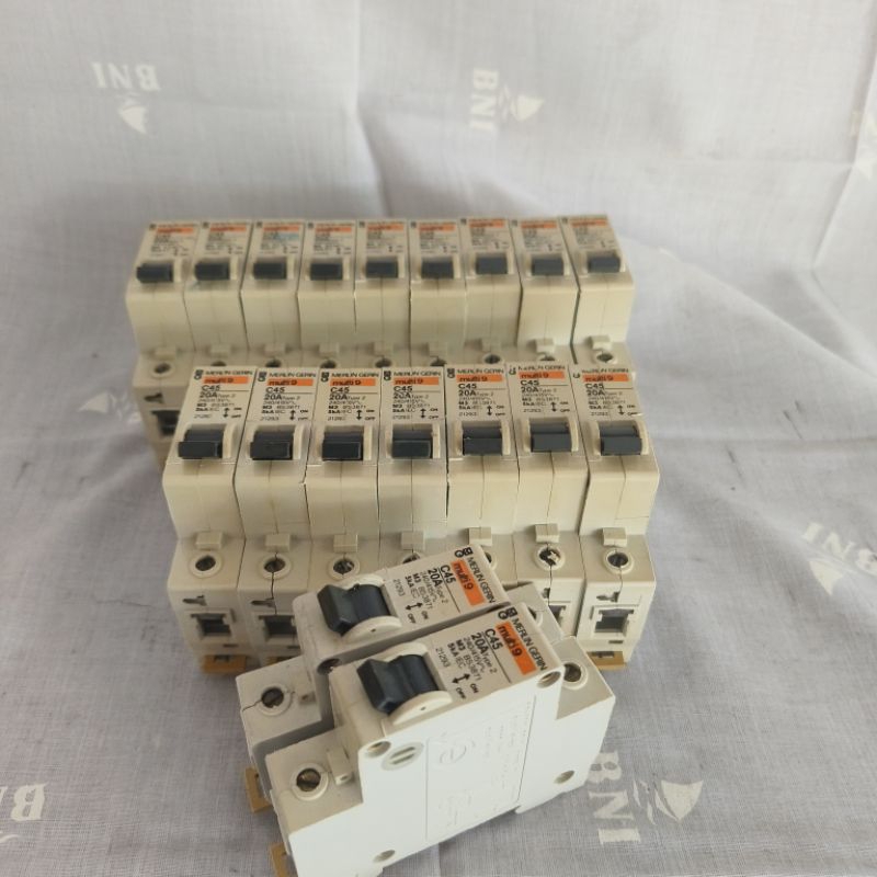 Jual mcb MERLIN GERIN MULTI9 C45 20A 4400w 1p | Shopee Indonesia