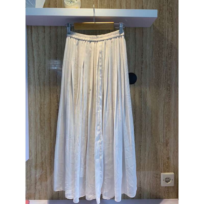 Jual Skirt Uniqlo putih gading | Shopee Indonesia