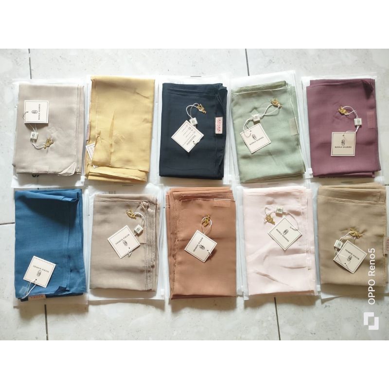 Jual hijab segiempat Paris polos jadul Buckle scarves premium pouch ...