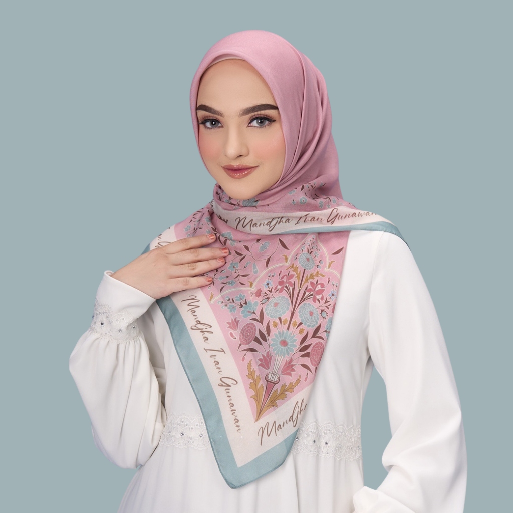 Jual MANDJHA Florentina Pink Scarf By IVAN GUNAWAN - Jilbab Hijab Segi Empat ORIGINAL MANDJHA ...