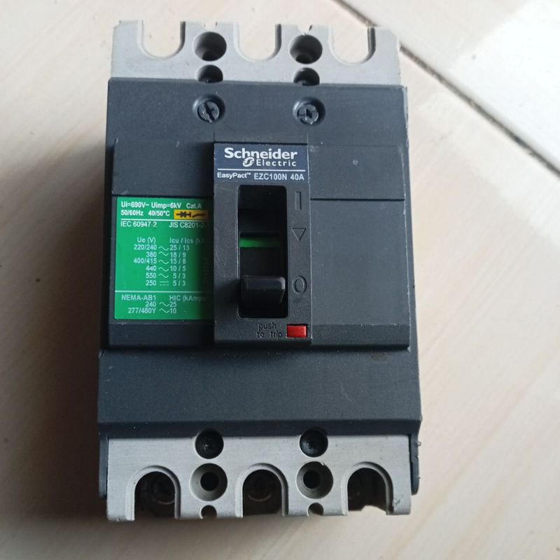 Jual MCCB schneider 30A 40A 50A 100Amulus barang second siap pakek di ...
