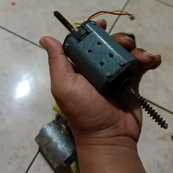 Jual GENERATOR listrik DC 30w 24 volt ulir atas bawah | Shopee Indonesia