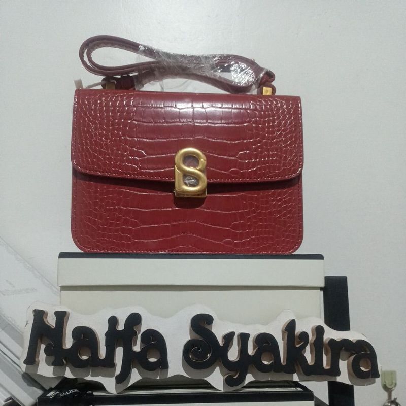 Jual Audrey Medium Warna Red Lengkap Box Tas buttonscarves | Shopee ...