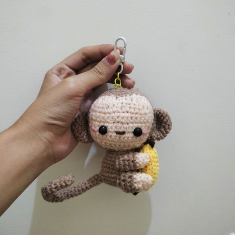 Jual monkey with banana keychain // monkey keychain // monkey with ...