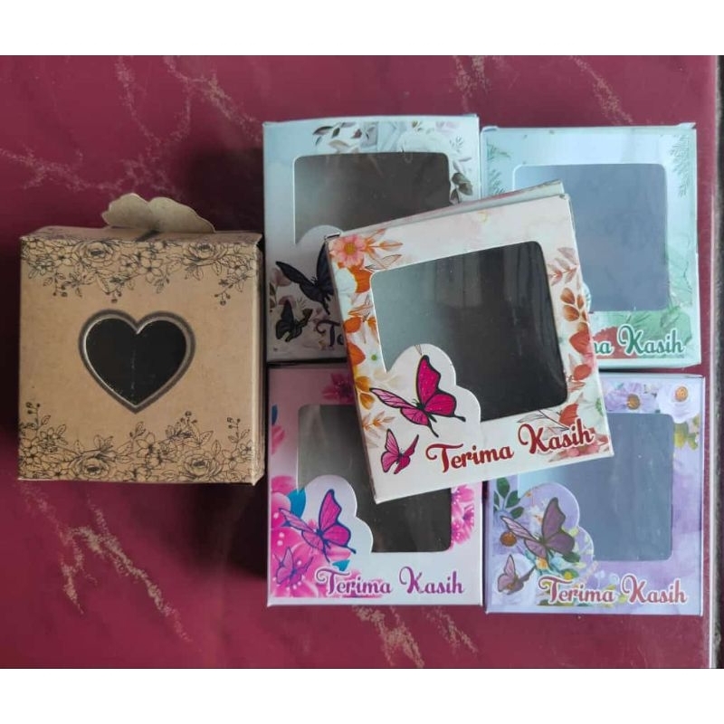 Jual box warna kemasan souvenir 8x8cm | Shopee Indonesia
