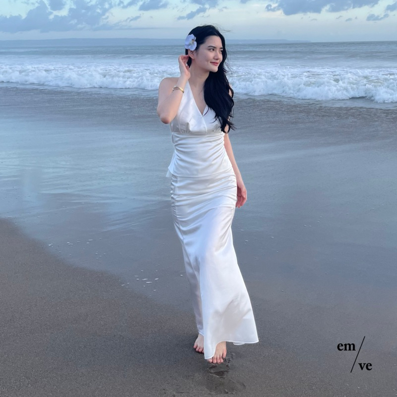 Jual EMVE - Hera Halter Tie Silk Top | Shopee Indonesia