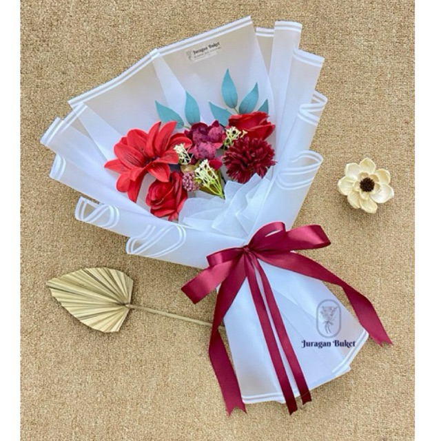 Jual BUKET BUNGA TEMA MERAH (WRAPPING PUTIH) | Shopee Indonesia