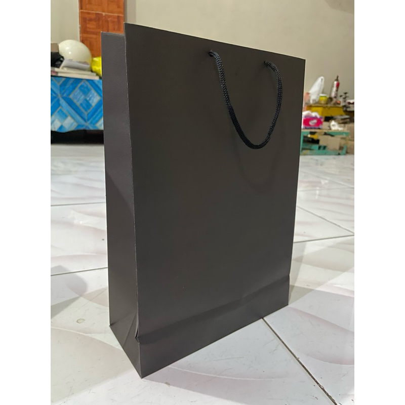 Jual Paper Bag Baju Hitam Polos Ukuran 25x10x30 Bahan Kraft 130 Gsm ...