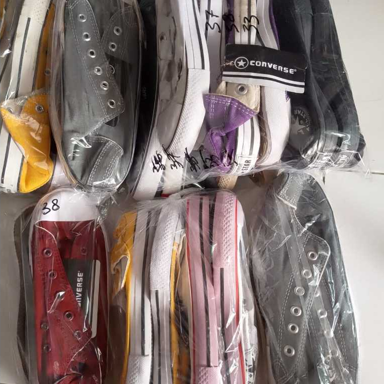 Jual Obral sepatu baru stok lama 100 ribu 5 pasang sepatu | Warna model ...