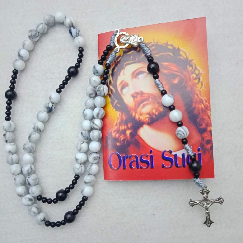 Jual PAKET bundle isi rosario marmer putih SELINGAN HITAM - buku doa ...