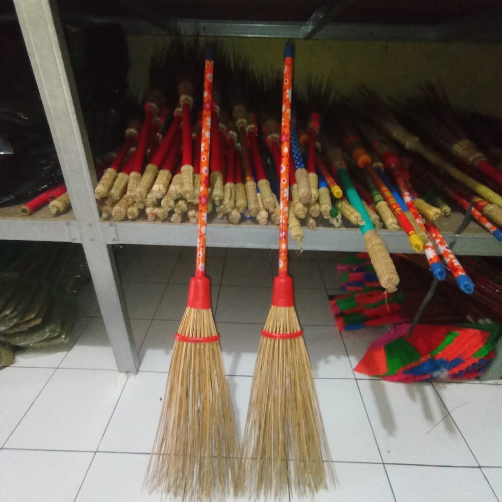 Jual SAPU LIDI TAMAN GAGANG KAYU OVAL / SAPU LIDI PUTIH / SAPU LIDI ...