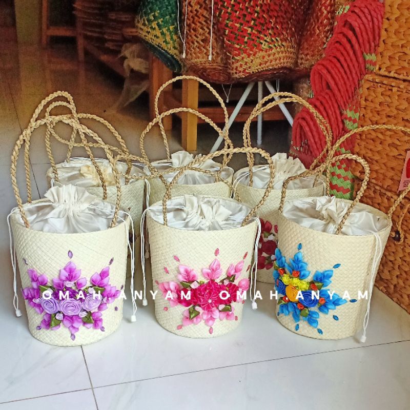 Jual Tas Pandan Ember Sulam Furing Warna | Keranjang Hampers | Tas Kado ...