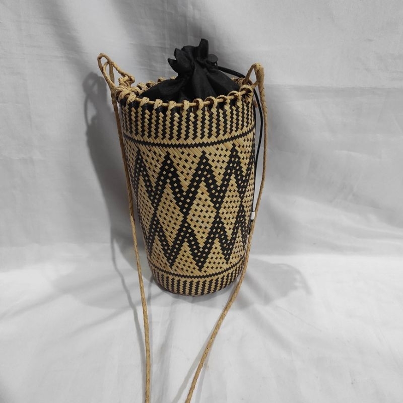Jual tas anjat rotan dayak kalimantan model selempang | Shopee Indonesia