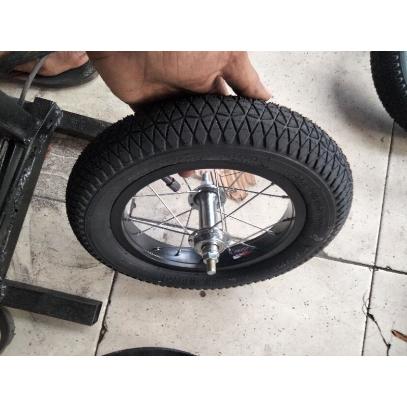 Jual Velg sepeda ukuran 12 inc bagian depan lengkap dengan ban luar ...