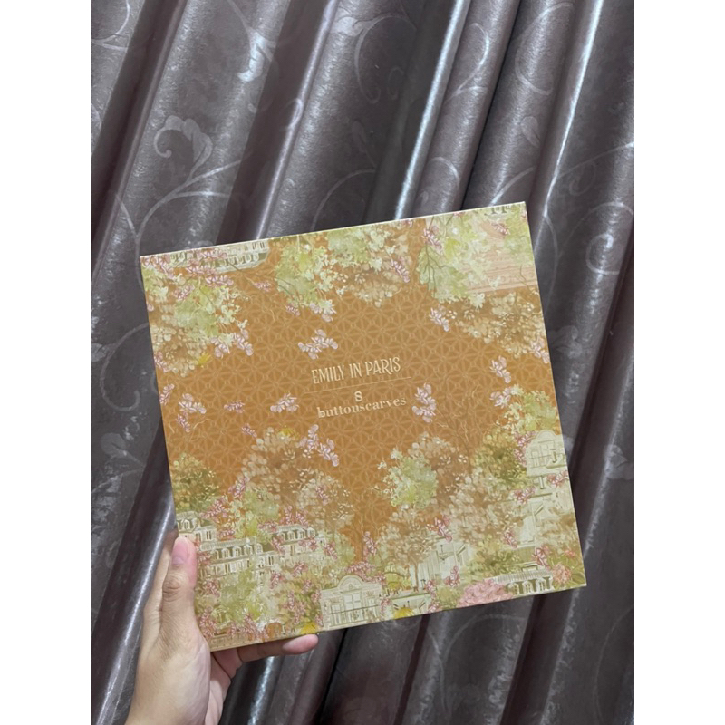 Jual Kotak/Box Buttonscarves Emily In Paris | Shopee Indonesia