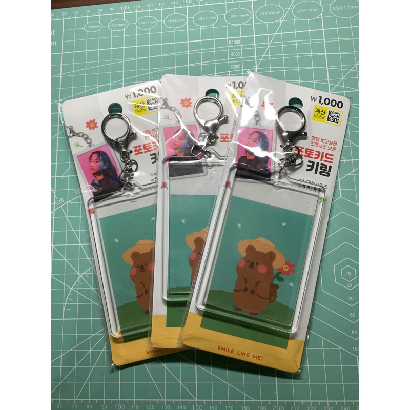 Jual Daiso Korea Acrylic Card Holder Photo Card Keychain Gantungan ...