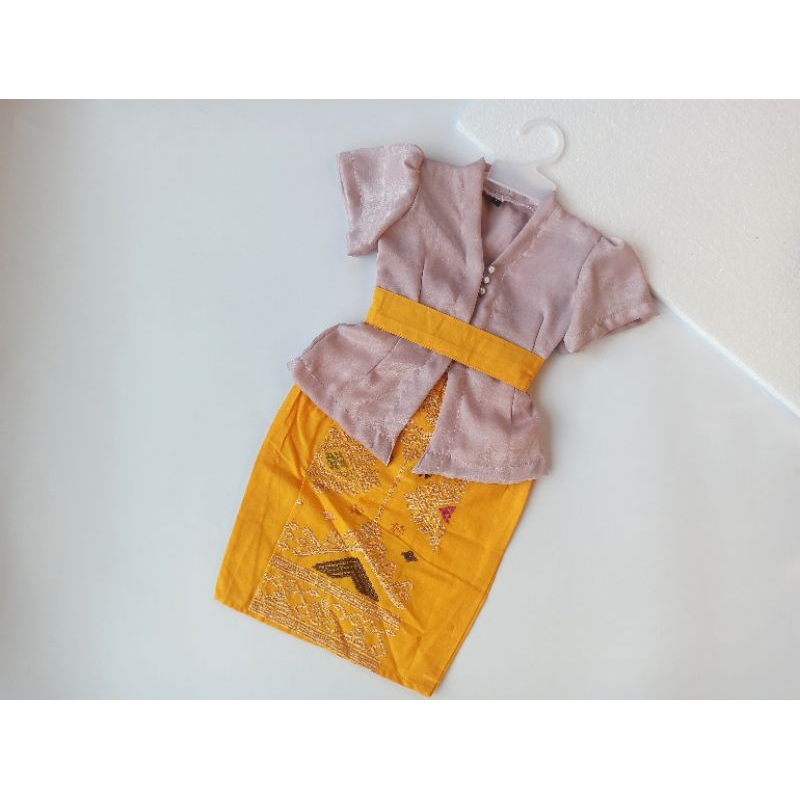 Jual Kebaya Silky Hazel Mutiara dan Kamen Setengah Bordir Pakaian Adat ...