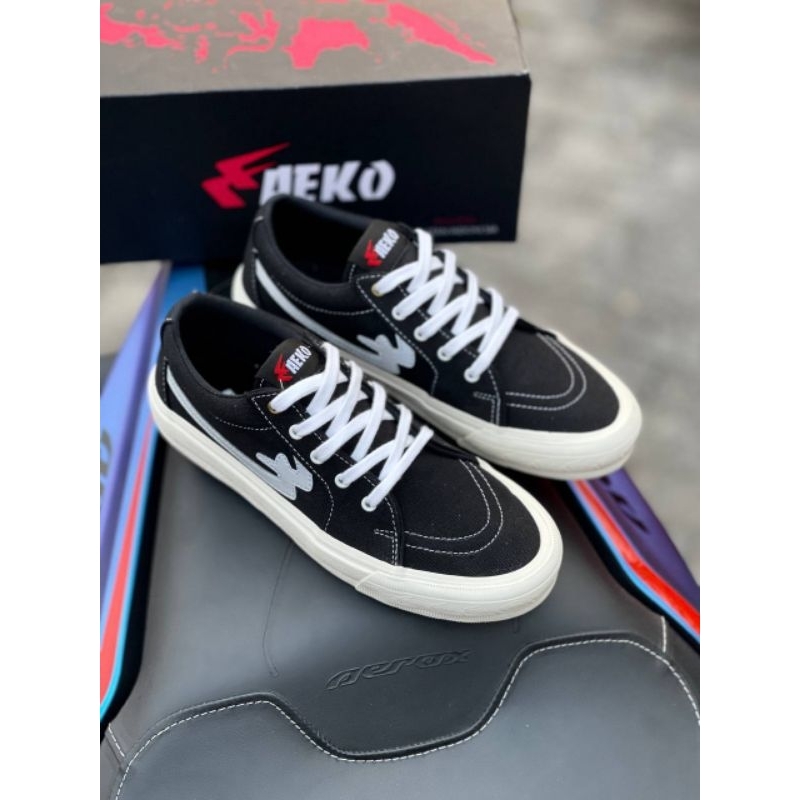Jual (Bisa Nyala) Sepatu Sneakres Pria/wanita Aeko Mtree Og Lokal Made ...