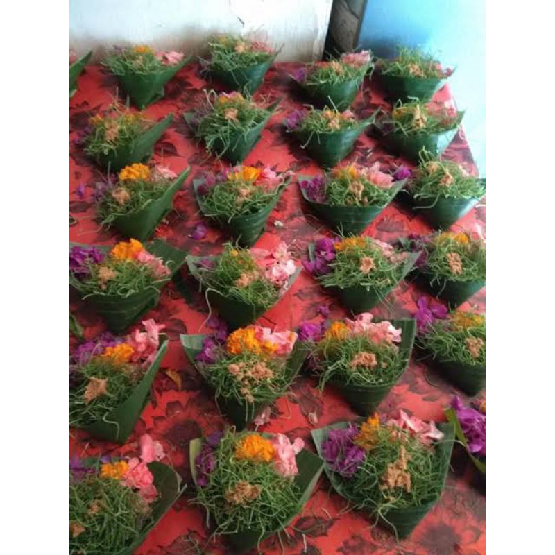 Jual Canang Tangkih | Canang segitiga | canang daun | Shopee Indonesia