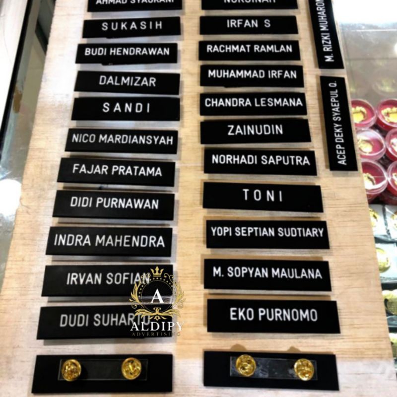 Jual Papan Nama Dada Name tag Grafir Full Hitam doff Pakai Paku Ukuran ...