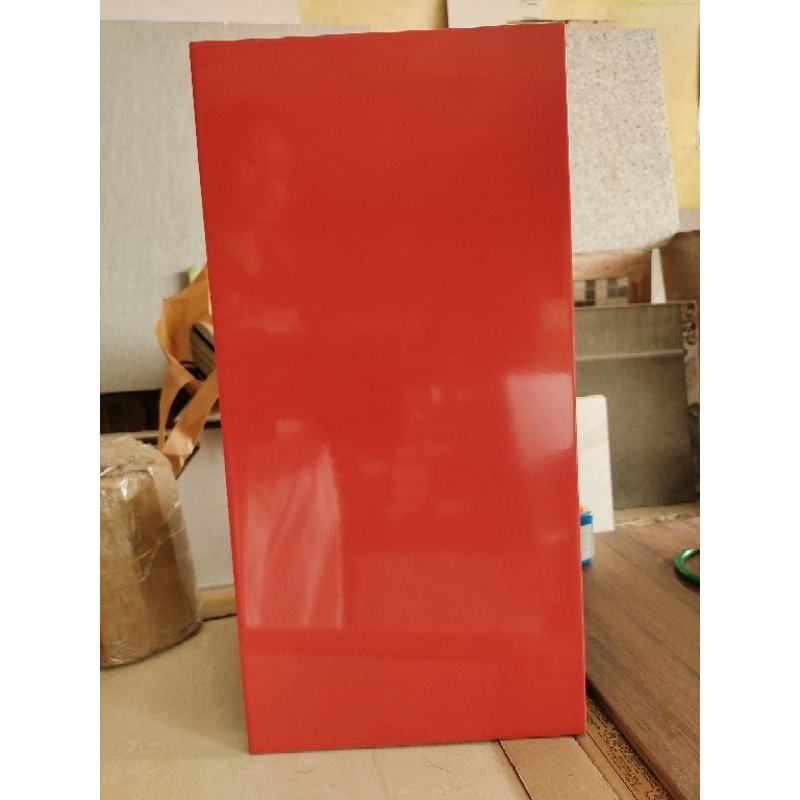 Jual Keramik 25x50 GLOSSY MERAH SOLID POLOS RED | Shopee Indonesia