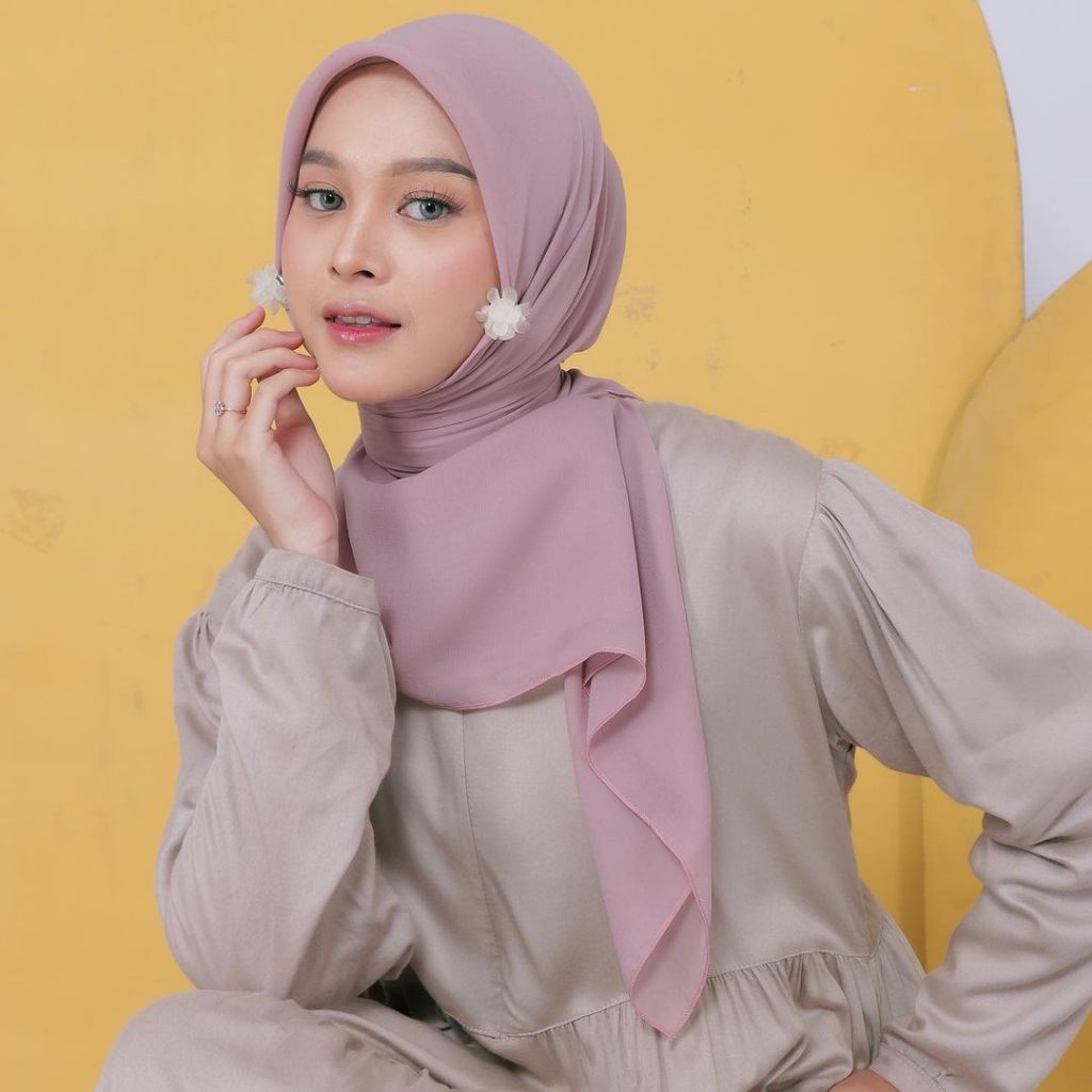 Jual Jilbab Segi Empat BELLA SQUARE Jahit Tepi [BEST SELLER] Hijab ...