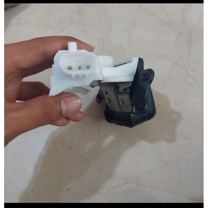 Jual DOOR LOCK BAGASI INNOVA REBORN 2016 2022 ORIGINAL TOYOTA | Shopee ...
