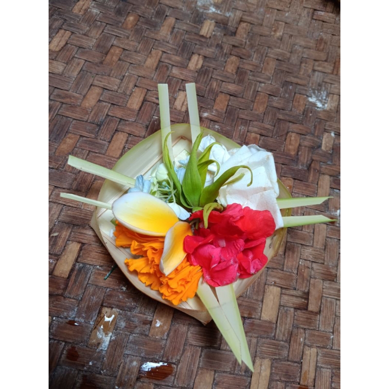 Jual Canang Ceper Badung Lengkap dengan Bunga (Banten Hindu Bali ...