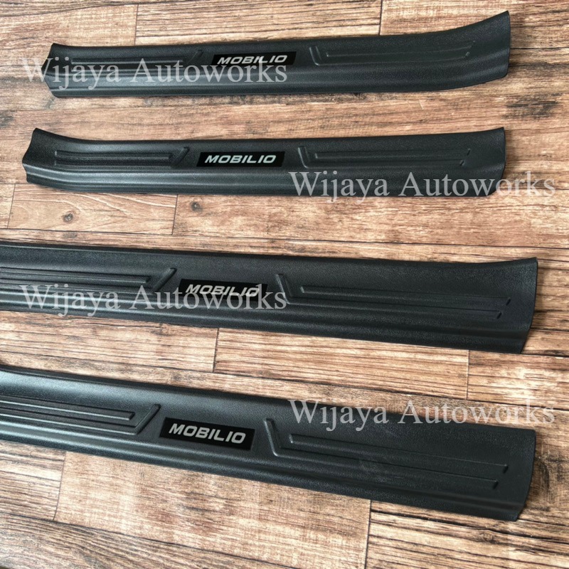 Jual Sillplate Samping Mobilio Hitam Pelindung Injakan Kaki Pintu Mobil ...
