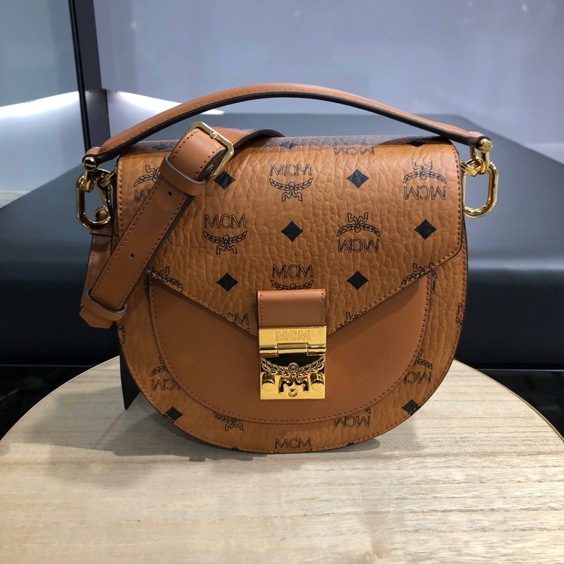 Jual MCM Small Tracy Shoulder Bag In Visetos Cognag | Shopee Indonesia