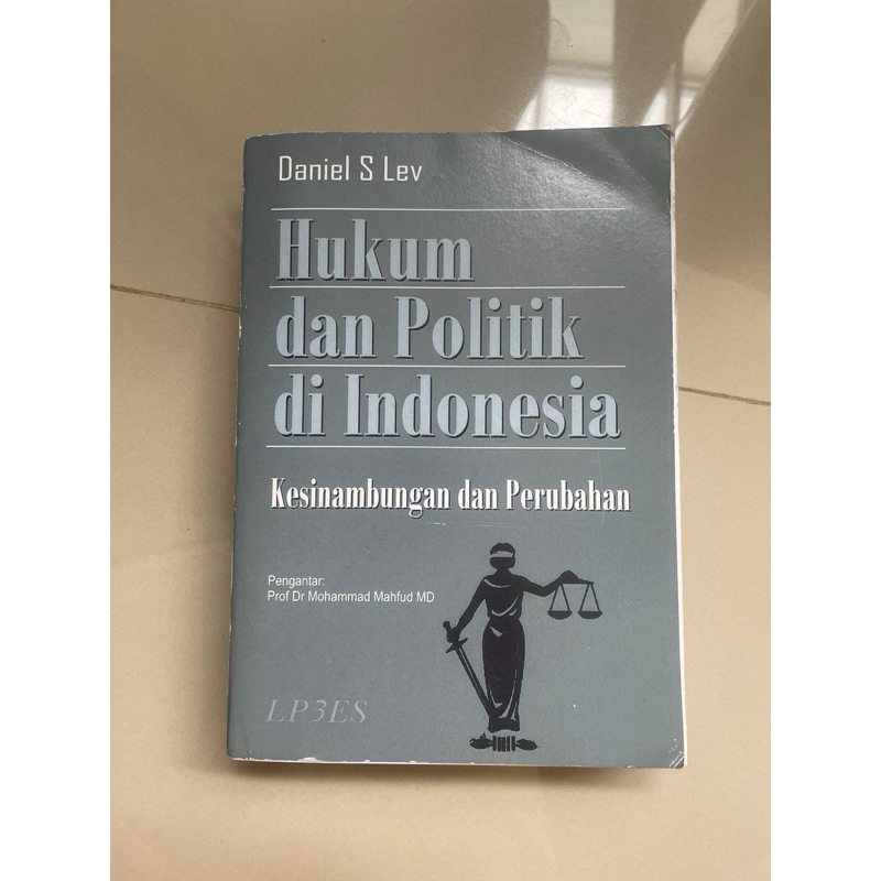 Jual Hukum dan politik di indonesia Daniel S. Lev | Shopee Indonesia