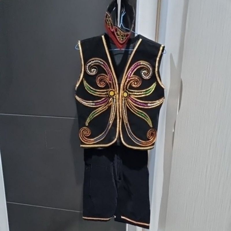 Jual kostum adat Dayak second lebar dada 46cm, panjang baju 47cm ...
