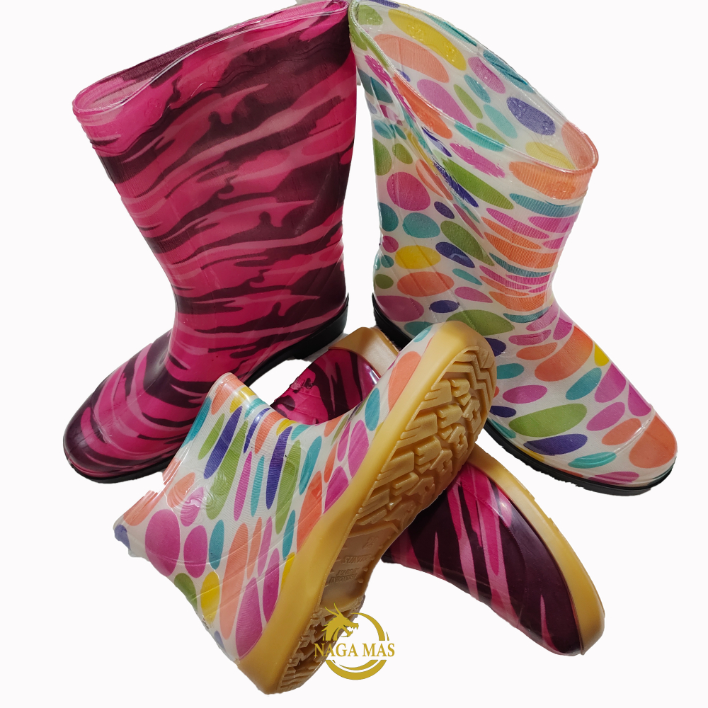 Jual Sepatu Boots Hujan merk HUNTER untuk Wanita bahan Karet Anti Air ...