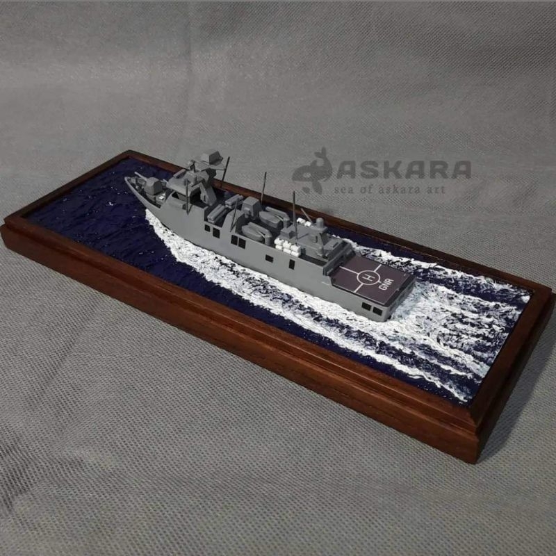 Jual Miniatur Kapal KRI I Gusti Ngurahrai / Kapal Perang | Shopee Indonesia