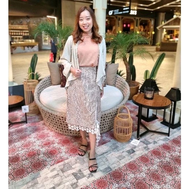 Jual Clara Wrap Skirt Rok Midi Tweed - Eleven Eleven Baju Lebaran Hari ...