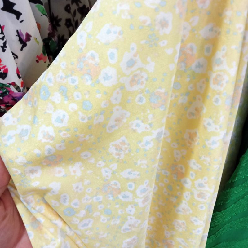 Jual Kain Zara Crepe Motif Bunga Kecil Premium - Kain Nasiji Crepe ...