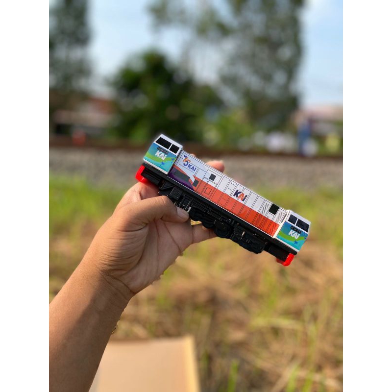 Jual Miniatur Kereta Api Lokomotif cc206 Livery ketupat Lebaran 2023 ...